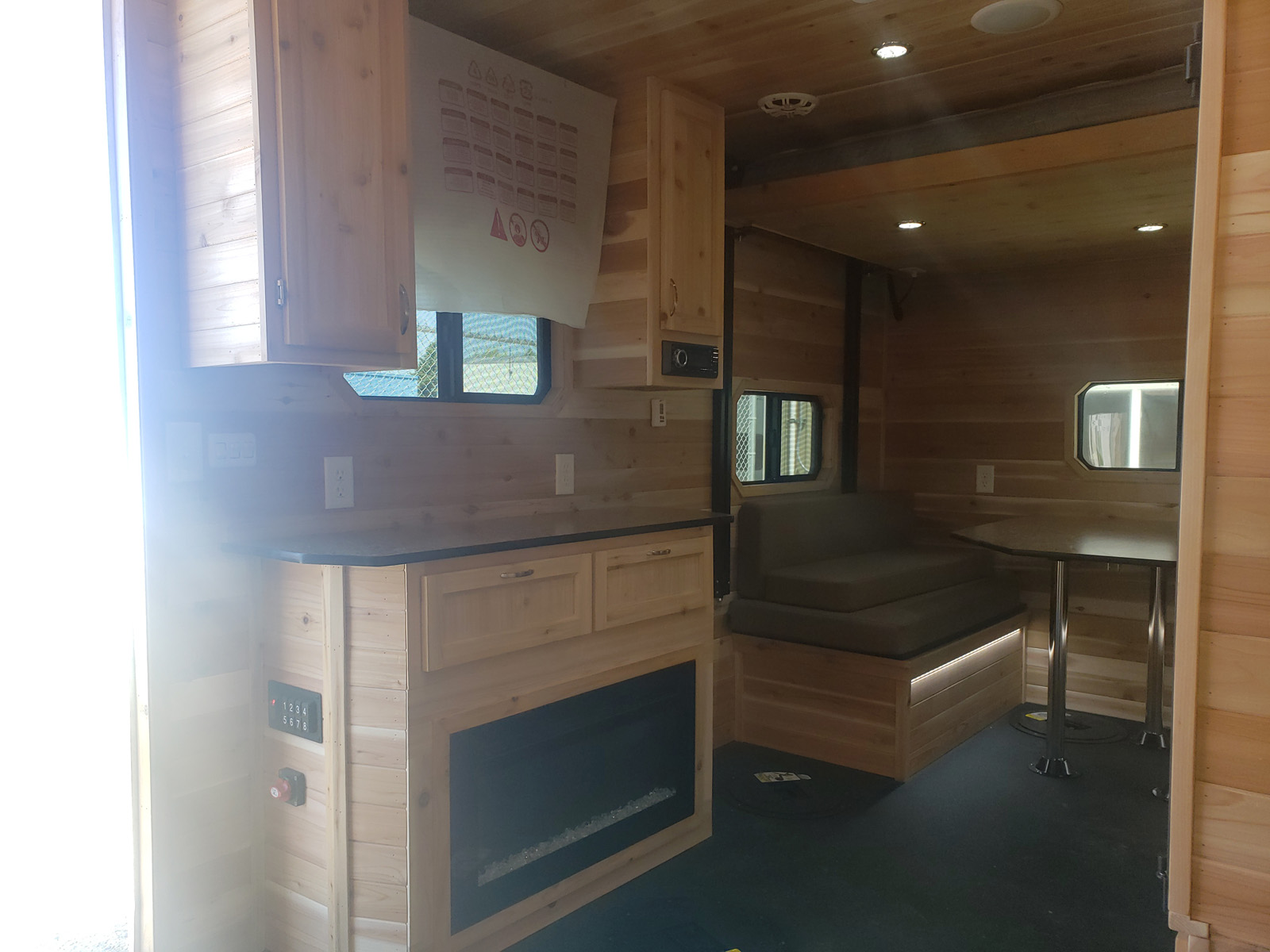 AI817SAH - Single Axle Aluminum Hydraulic - AlumaIce