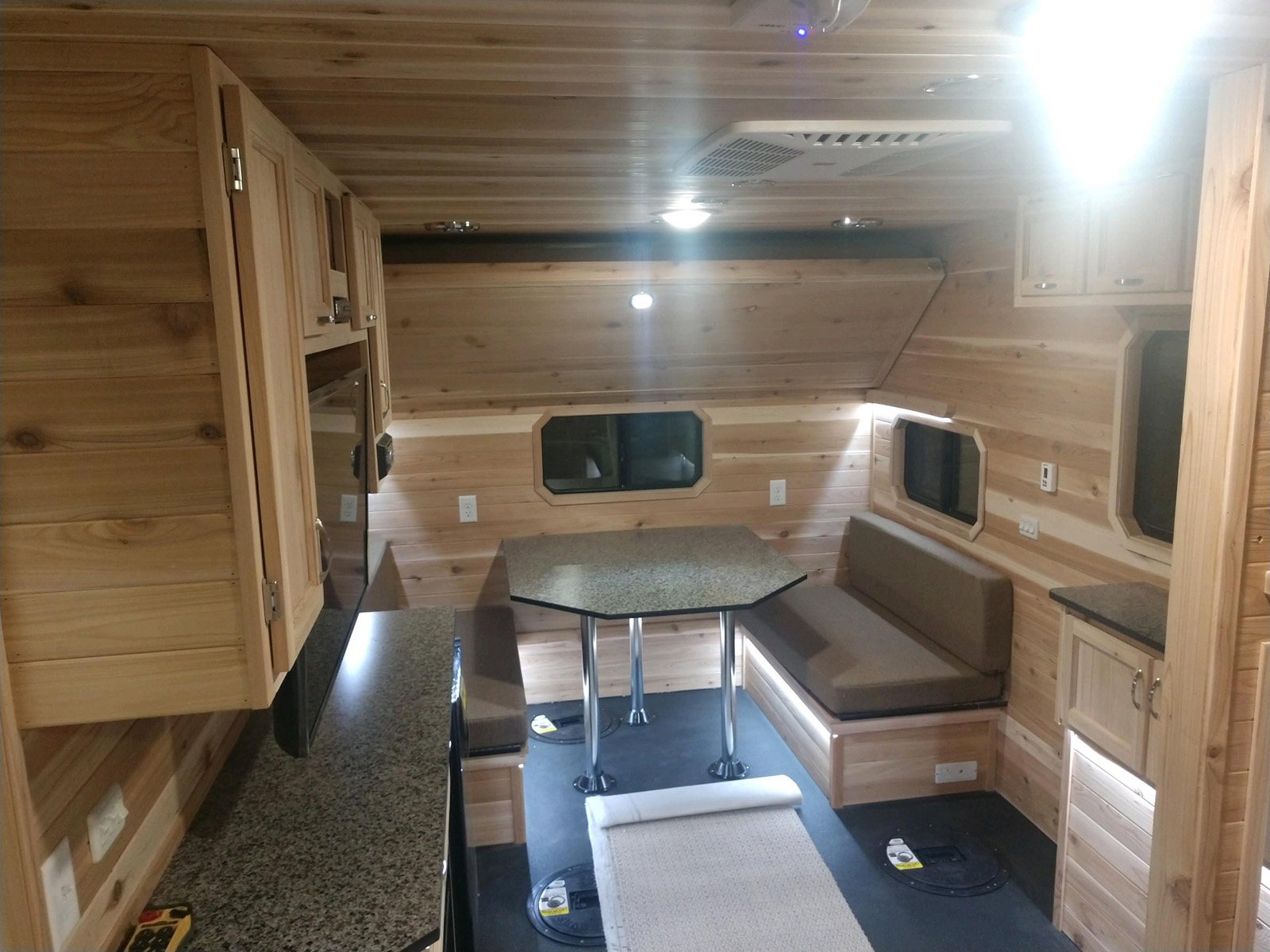 AI817SAH - Single Axle Aluminum Hydraulic - AlumaIce