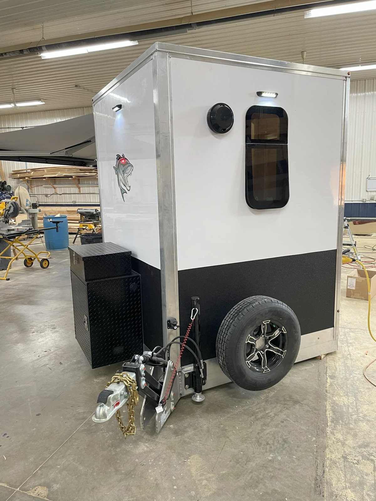 Aluminum Hydraulic Fish Houses - AlumaIce