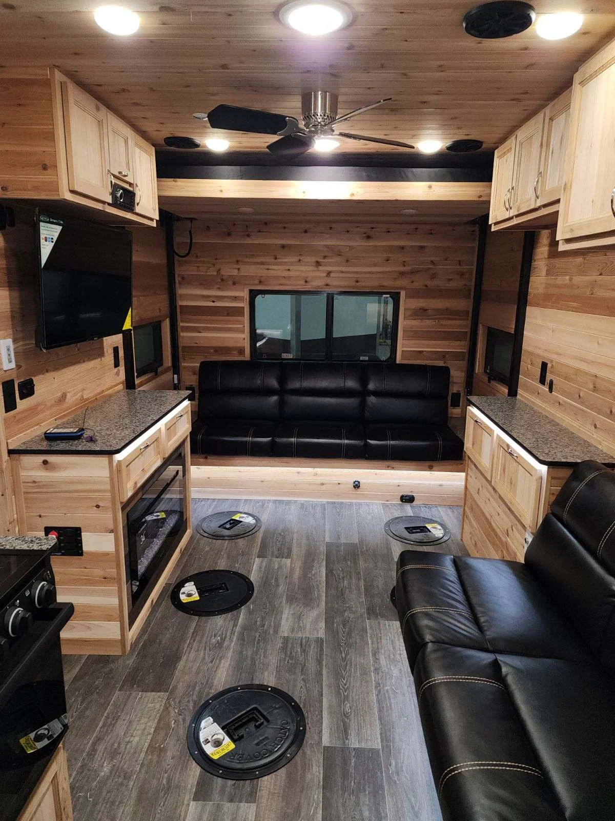 Aluminum Hydraulic Fish Houses - AlumaIce