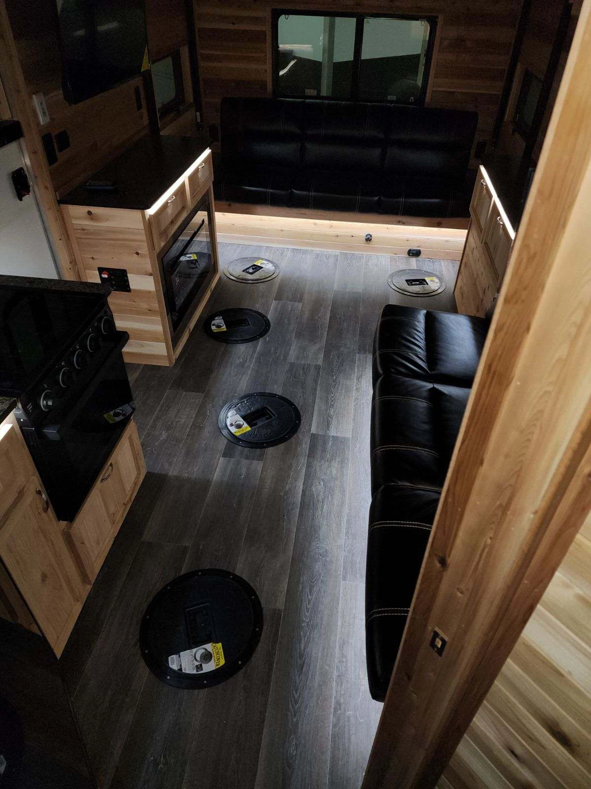 Aluminum Hydraulic Fish Houses - AlumaIce